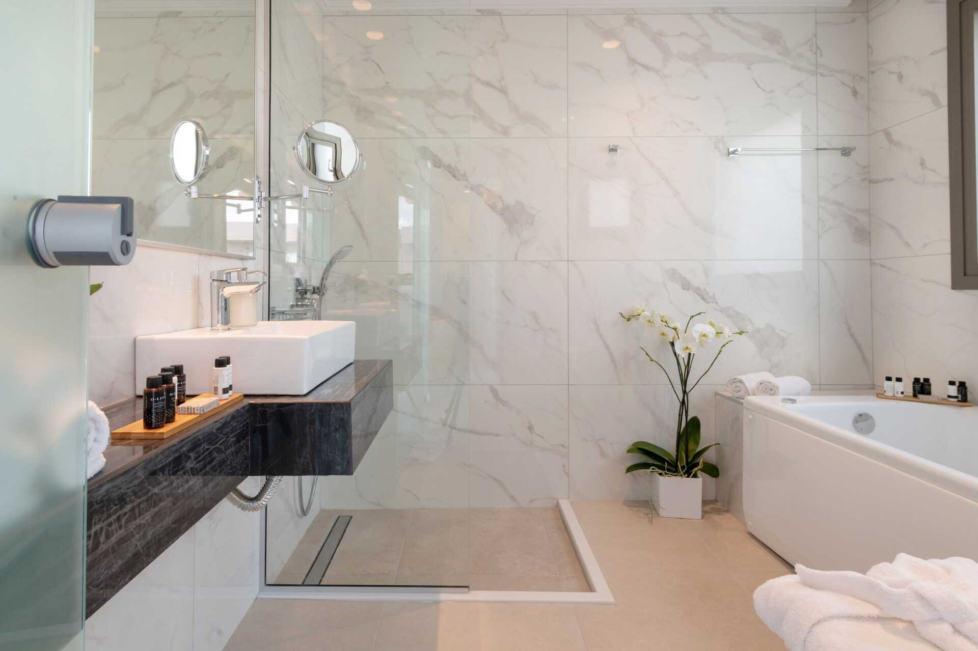 Våre rom og romkategorier på High Beach White, Hersonissos, Stalis ...